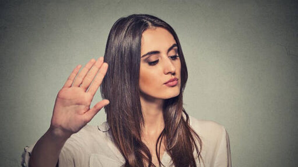 ¿Qué significa que una persona nunca sonría, según la psicología ...